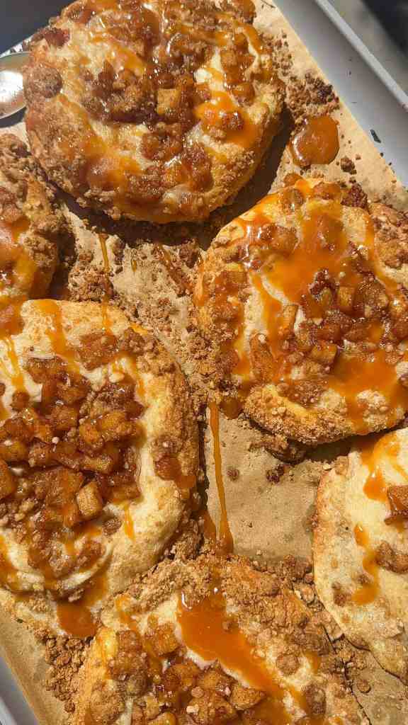 Salted Caramel Apple Crumble Buns – Fluffy Bakery-Style Buns with ...